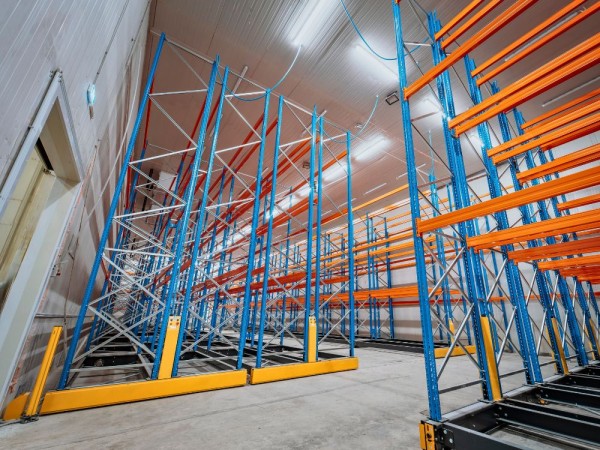 Projects - Mobile Racks for pallets in a refriegarted warehouse - STAMH LTD